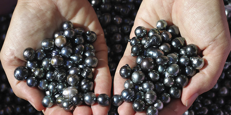 How to Choose Pearl Colors for Different Skin Tones