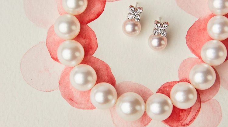 Akoya Vs. South Sea Pearls - Which is Right For You?